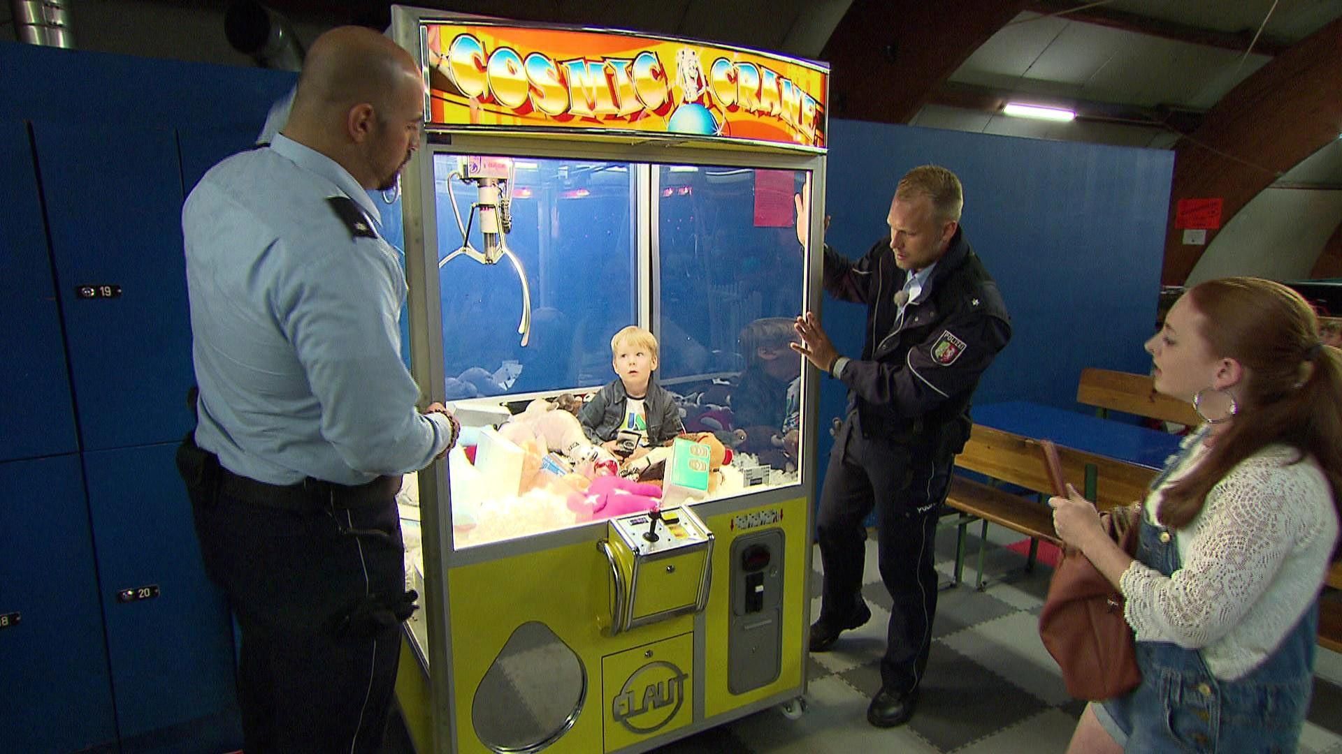 Folge 71 vom - Staffel 3 - Die Straßencops - Jugend im Visier | RTL+ Folge 71 vom - Staffel 3 - Die Straßencops - Jugend im Visier | RTL+